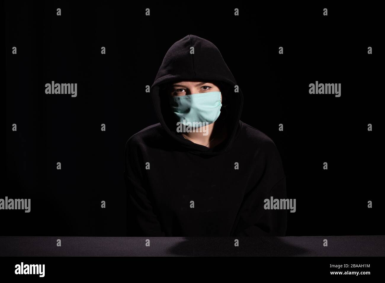 Protective respiratory mask for people that reduces the risk of ...