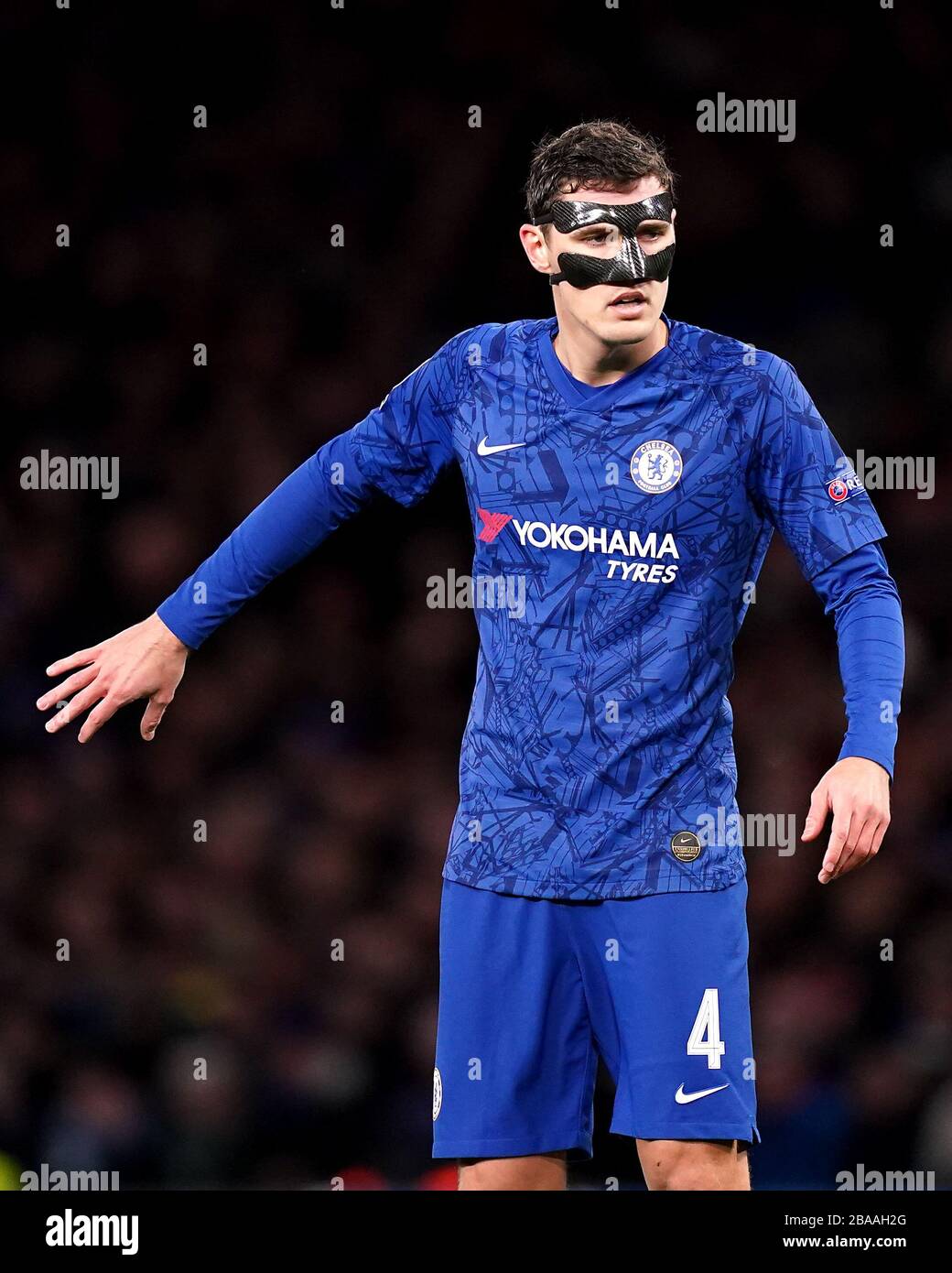 Wears a mask hi-res stock photography and images - Alamy