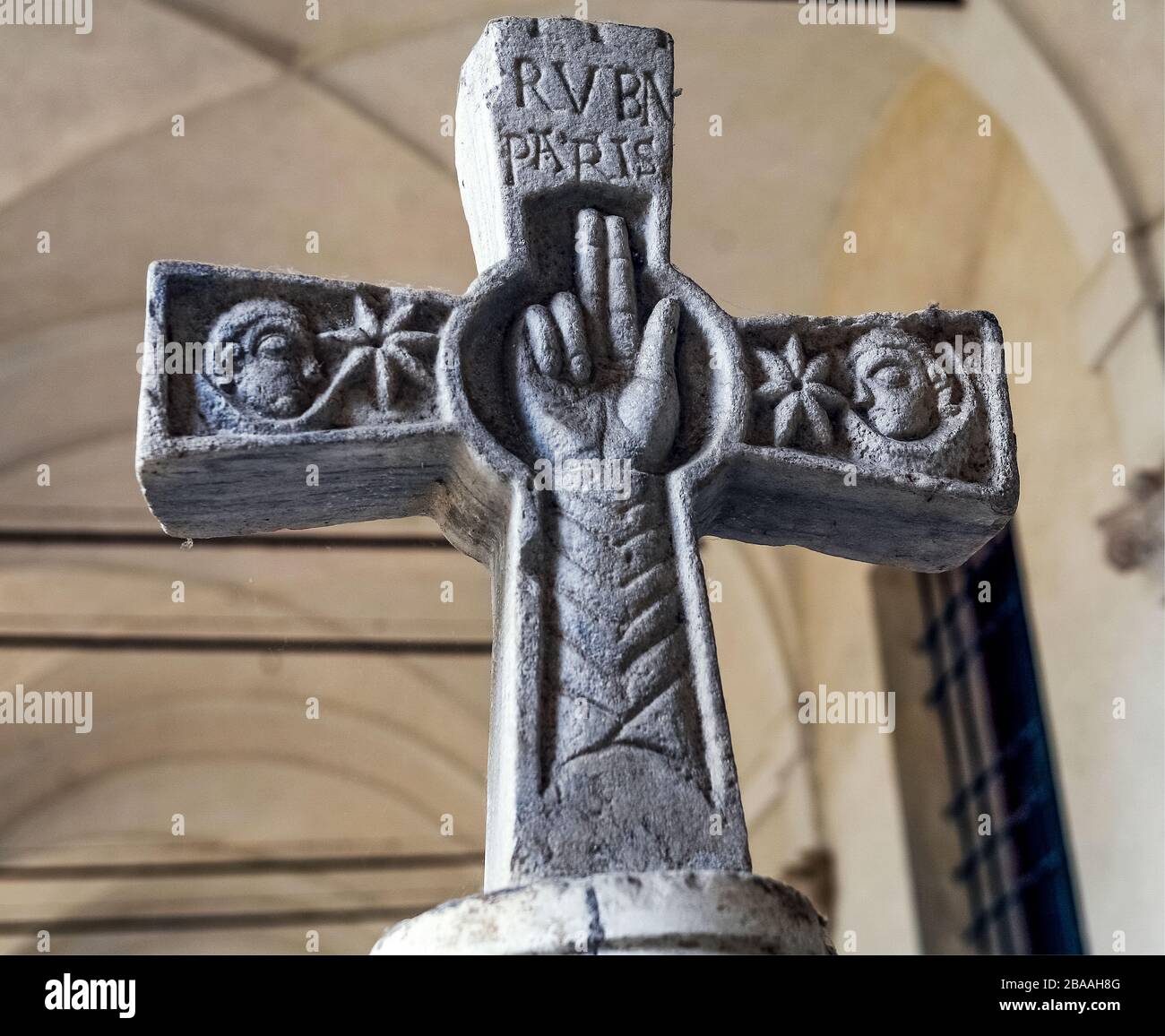 Mano benedicente hi-res stock photography and images - Alamy