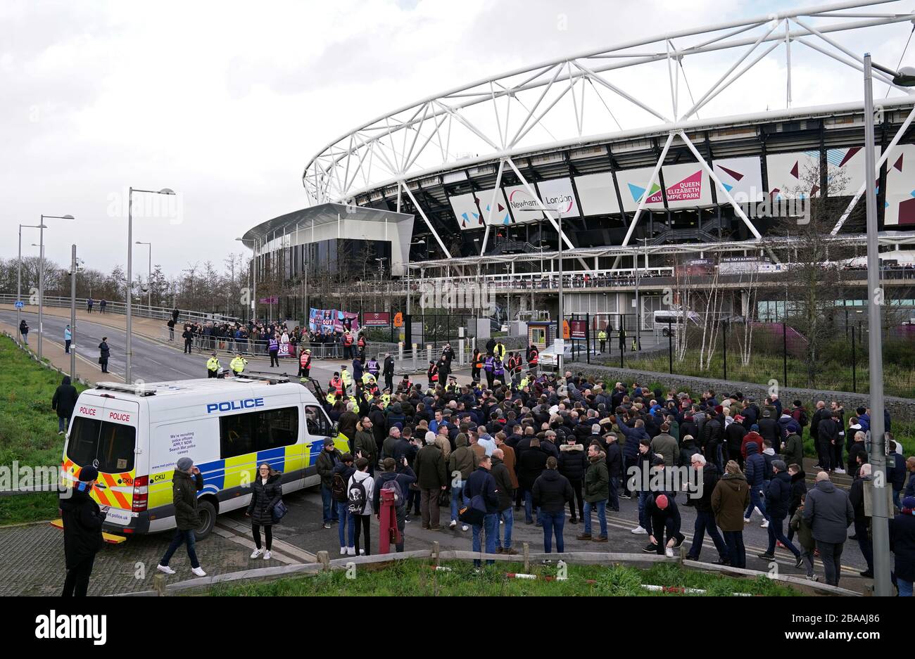 Police outside stadium hi-res stock photography and images - Alamy