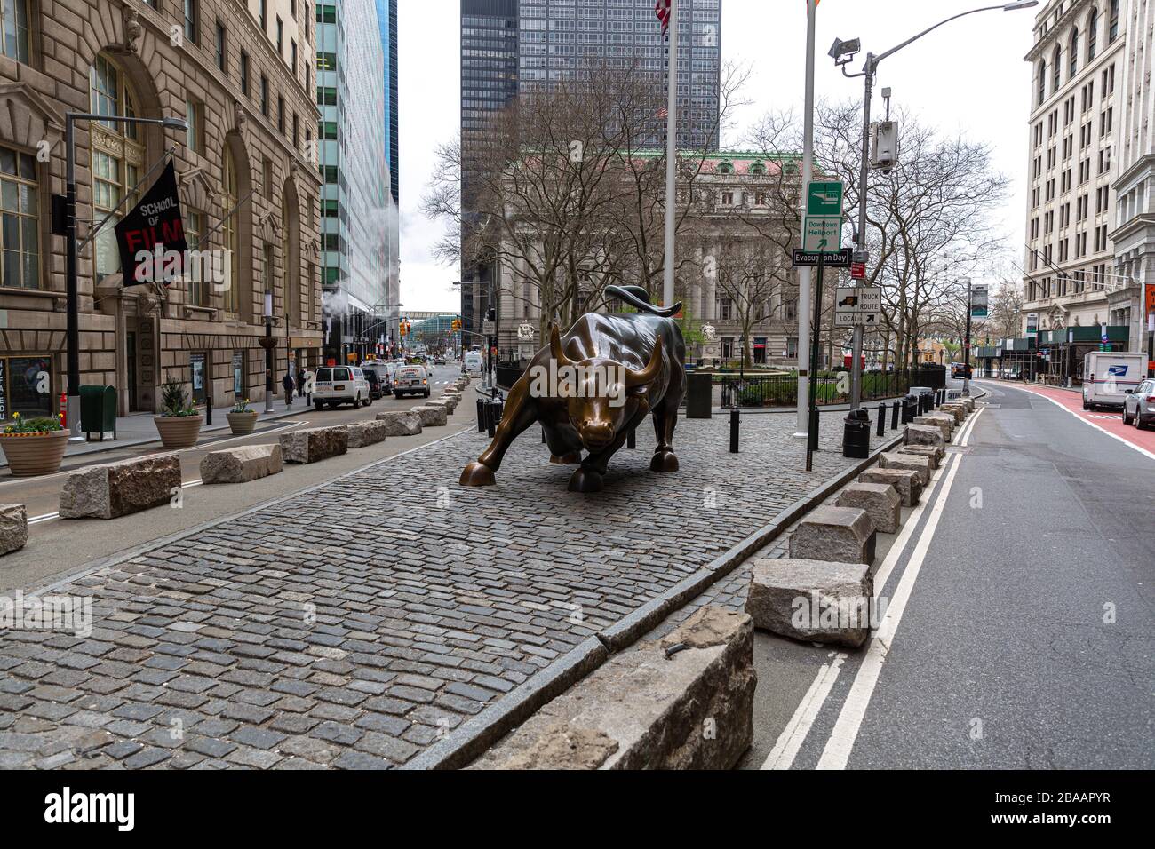 Charging bull wall street hi-res stock photography and images - Alamy