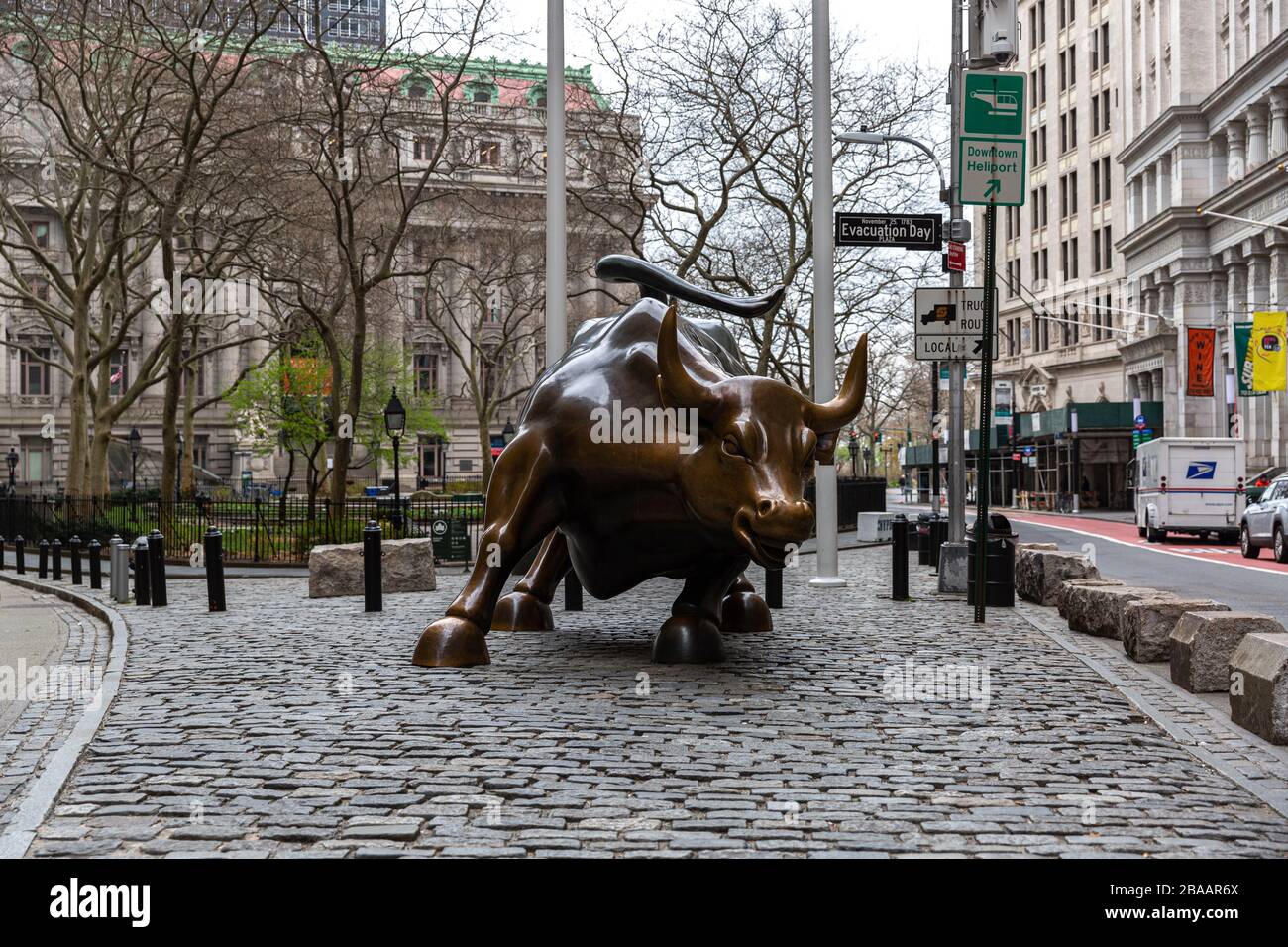 Bull in downtown financial district hi-res stock photography and images ...