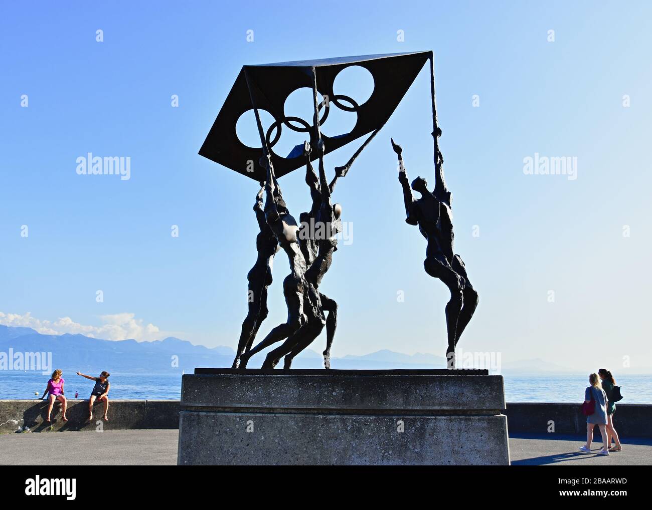 Monument of people carrying Olympic flag on Lake Geneva embankment ...