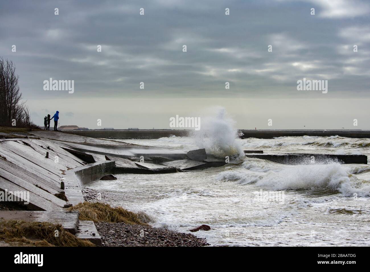 Waves hitting seawall hi-res stock photography and images - Alamy