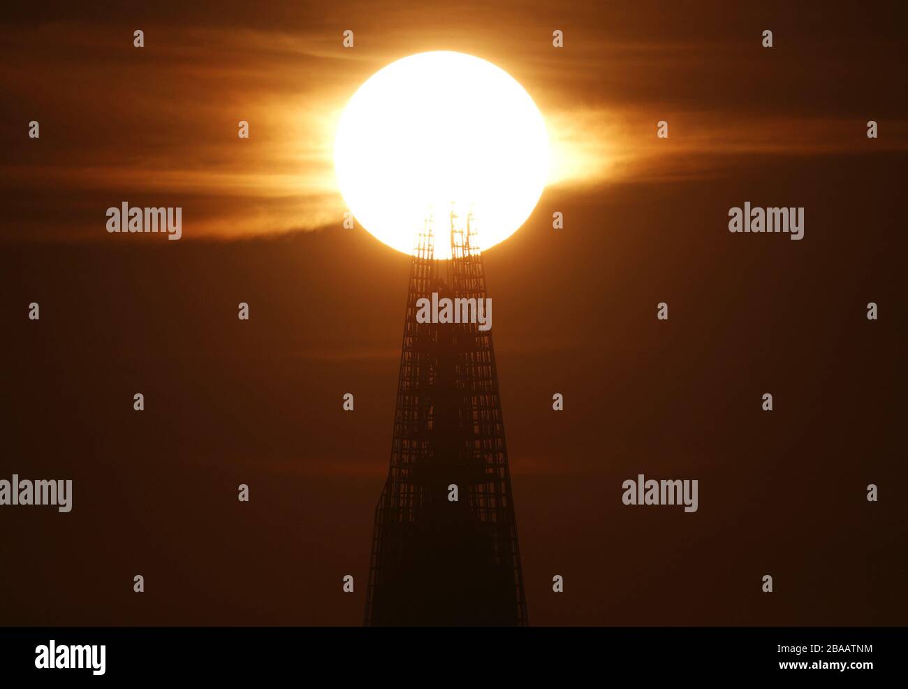 Sunset behind the shard hi-res stock photography and images - Alamy