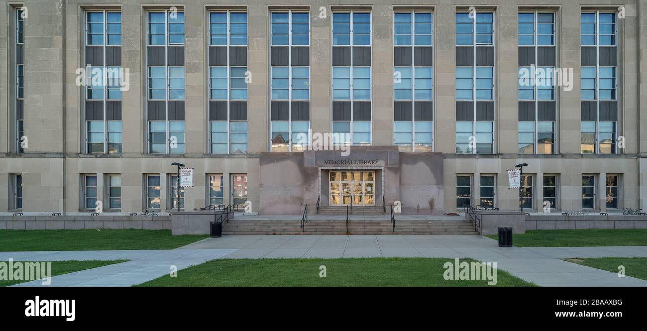 Entrance with steps hi-res stock photography and images - Alamy