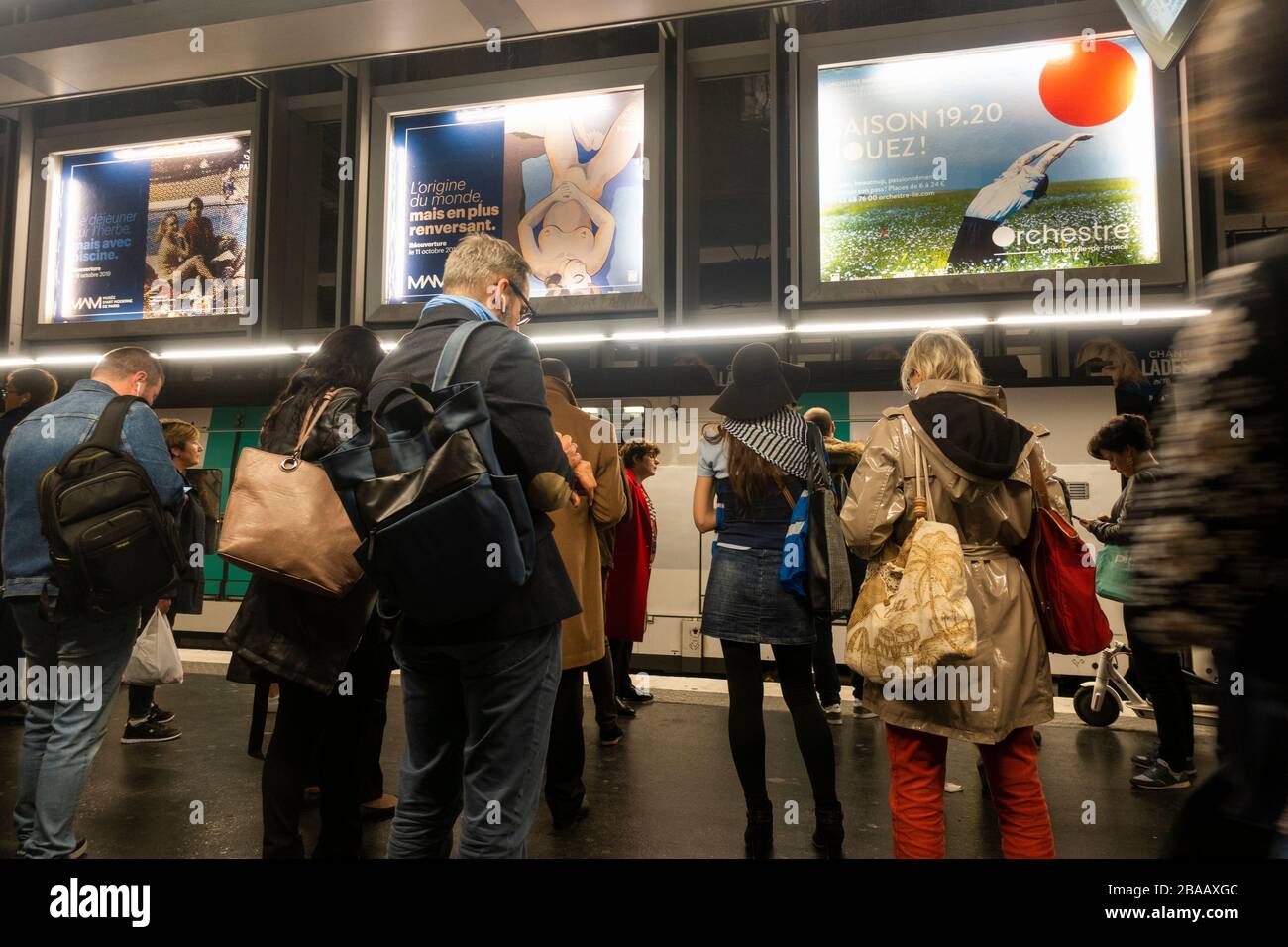 passengers waiting for train in Paris France metro station Stock Photo ...