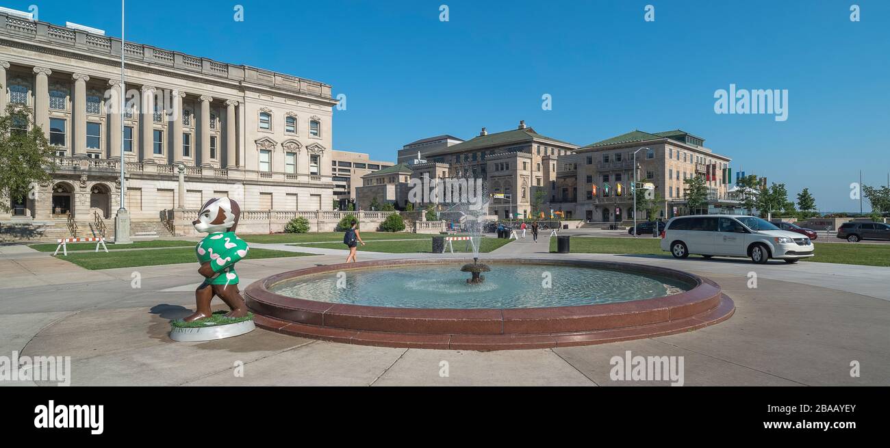 Pavement fountain hi-res stock photography and images - Alamy