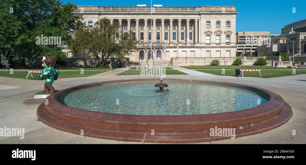 Pavement fountain hi-res stock photography and images - Alamy