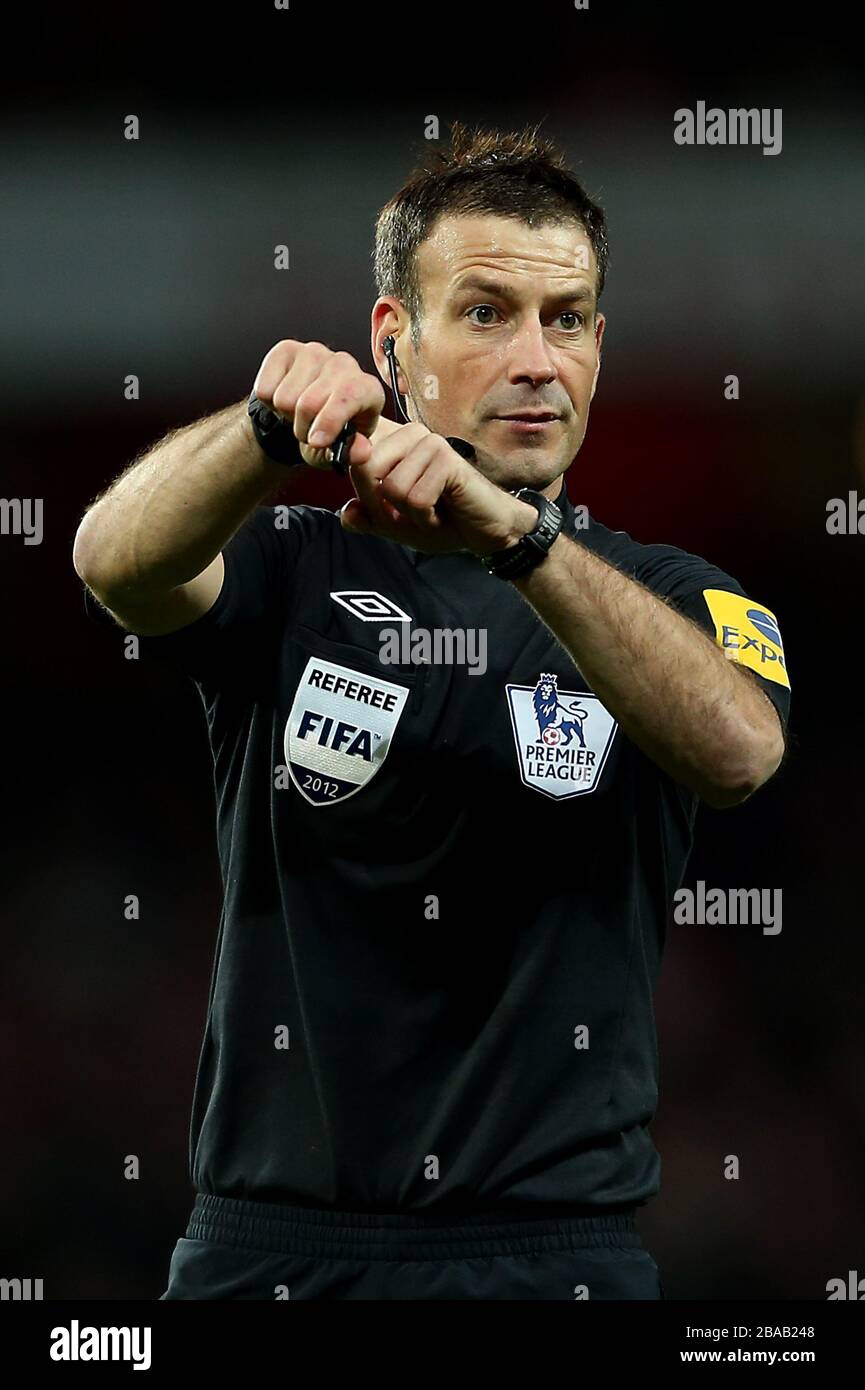 Referee Mark Clattenberg in action Stock Photo - Alamy