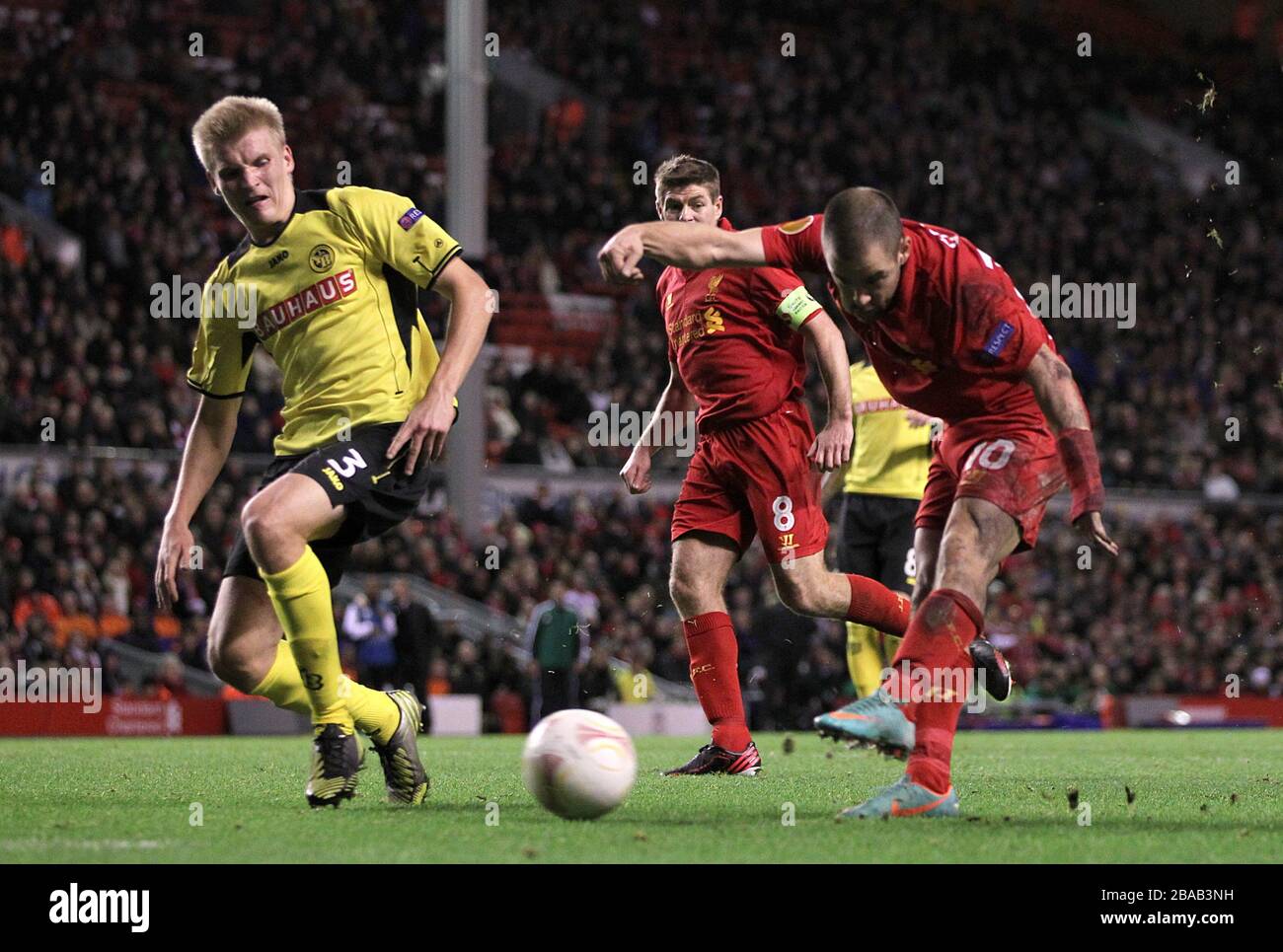 Liverpools joe cole right hi-res stock photography and images - Alamy