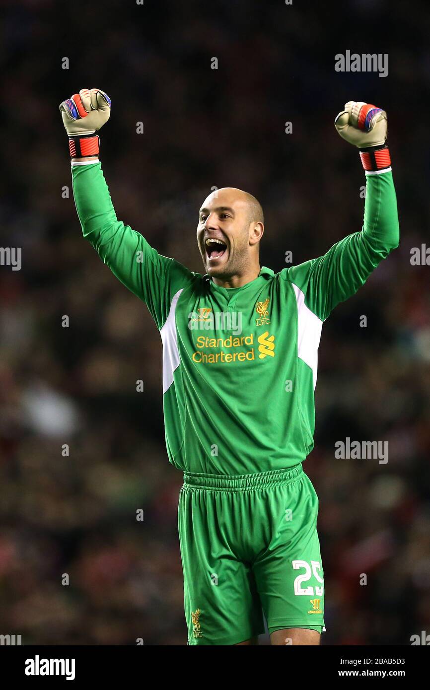 Liverpool goalkeeper Pepe Reina Stock Photo - Alamy