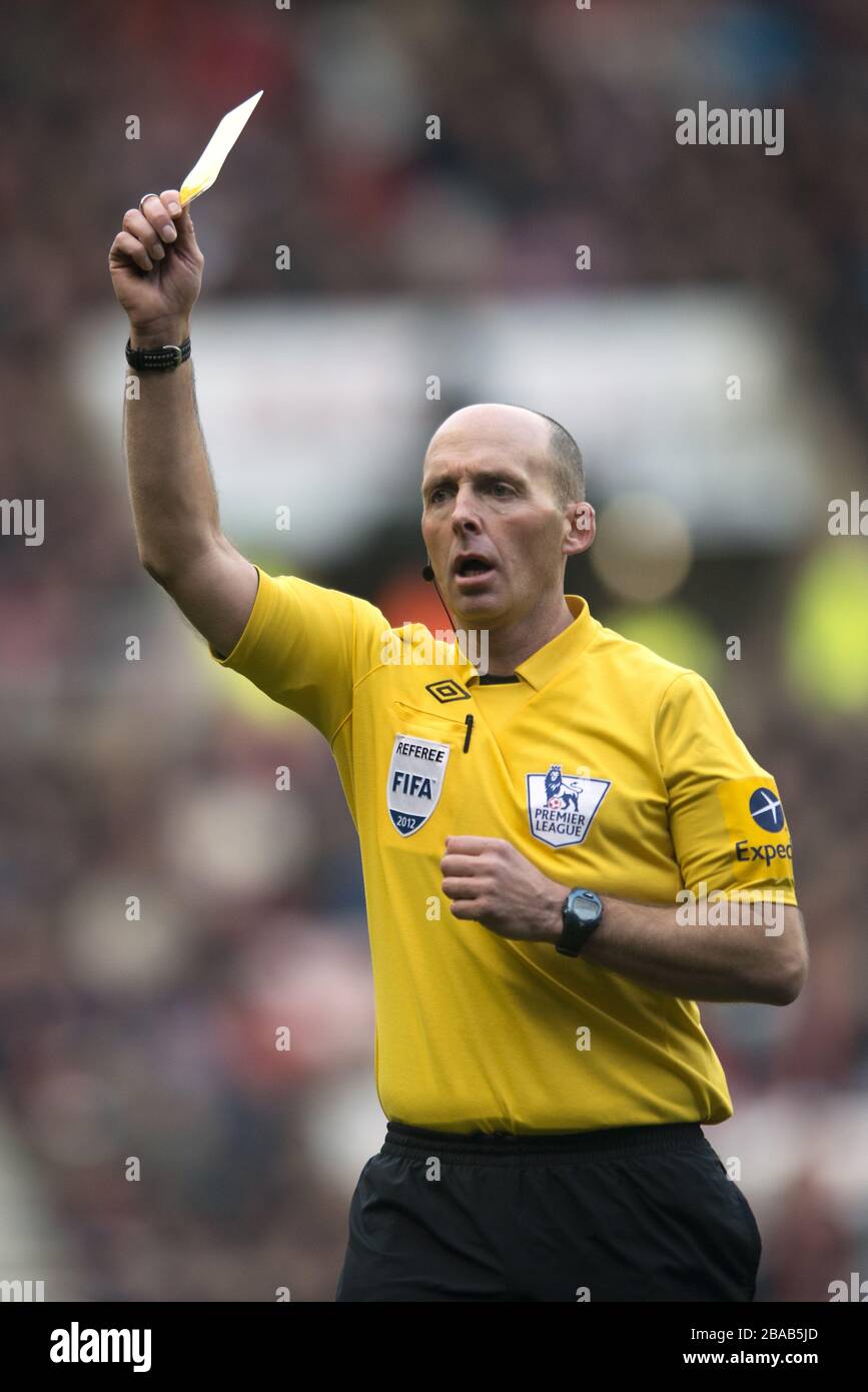Referee mike dean hi-res stock photography and images - Alamy