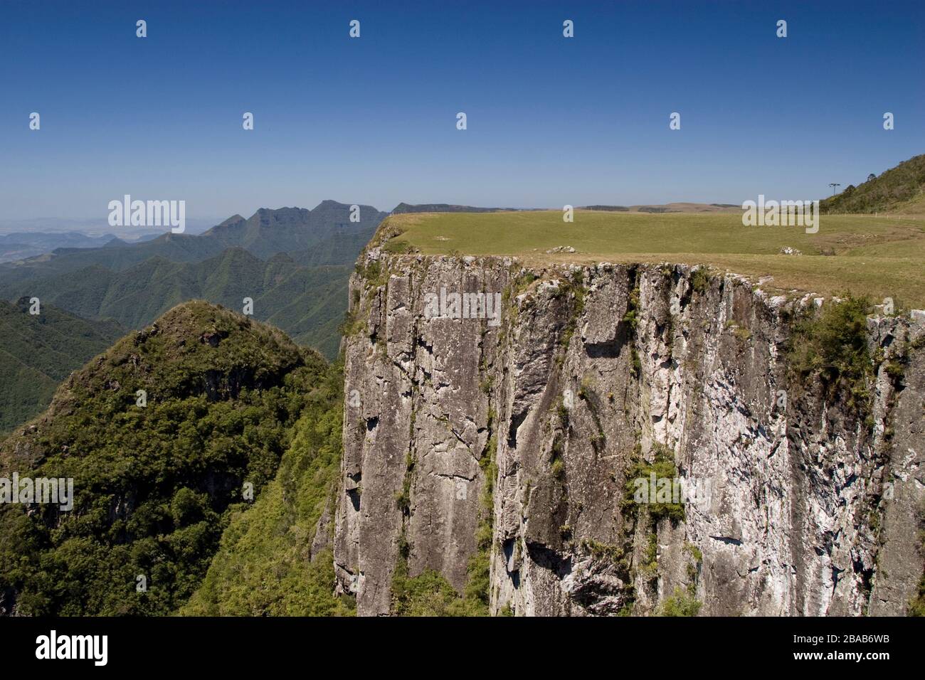 escarpa na divisa entre os estados do Rio Grande do Sul e de Santa ...