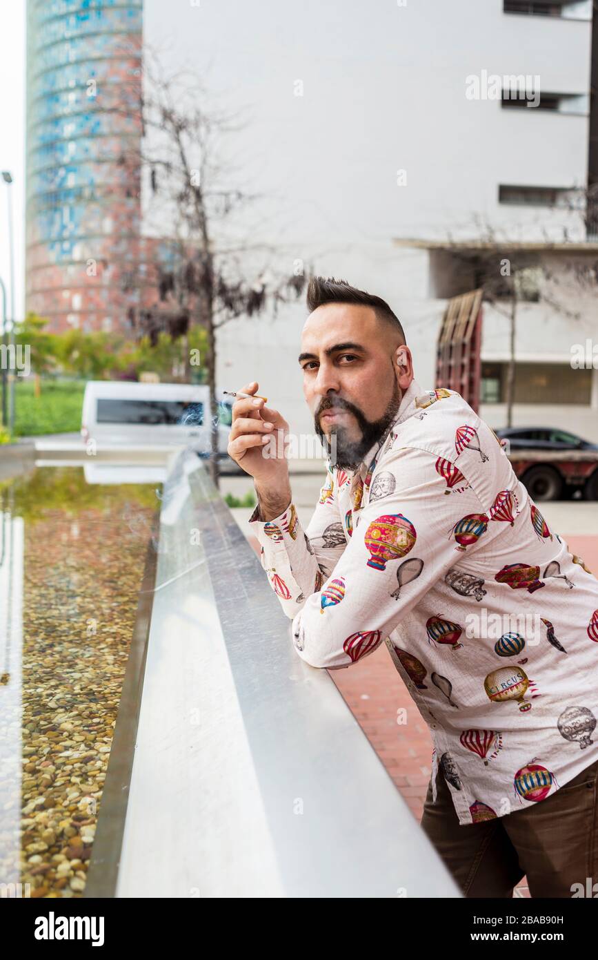 Man smoking outside work hi-res stock photography and images - Alamy