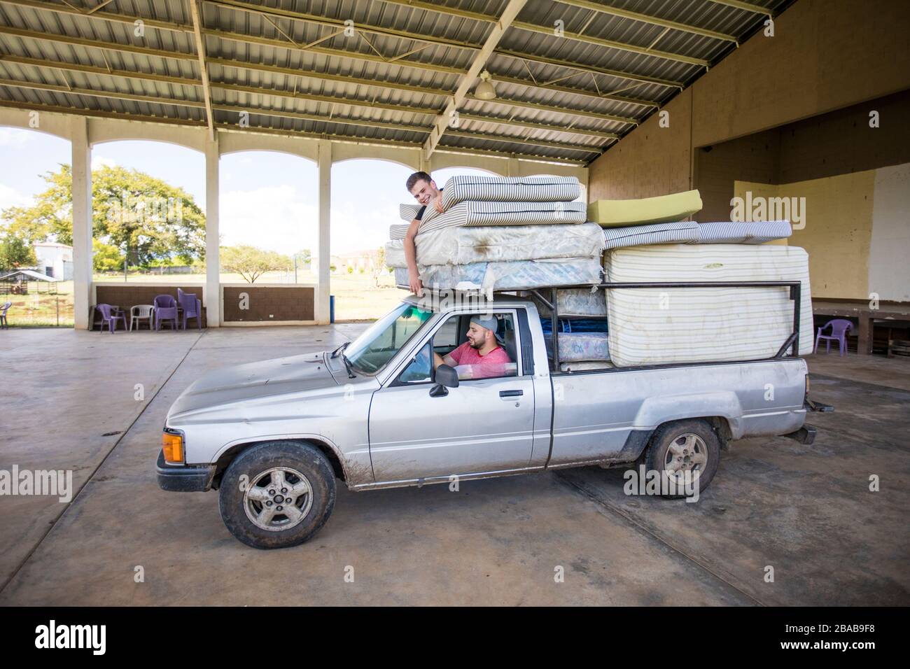 Loaded truck hi-res stock photography and images - Alamy