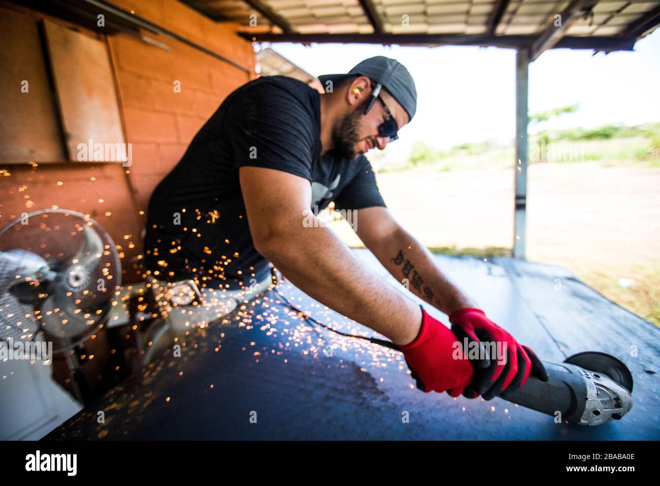 Worker using angle grinder to cut steel Stock Photo - Alamy
