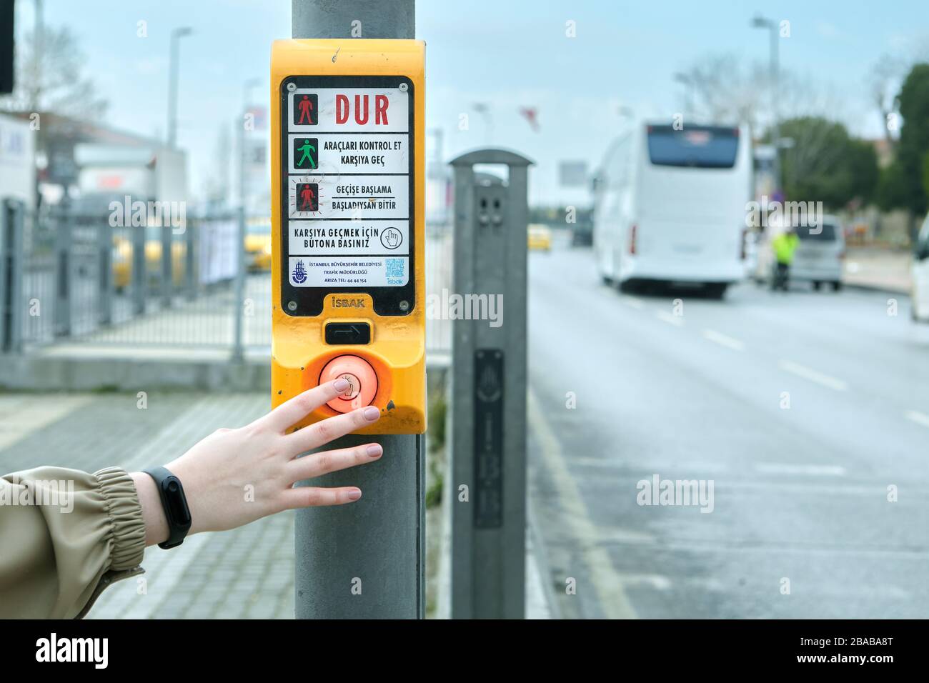 Push button pedestrian crossing hi-res stock photography and images - Alamy