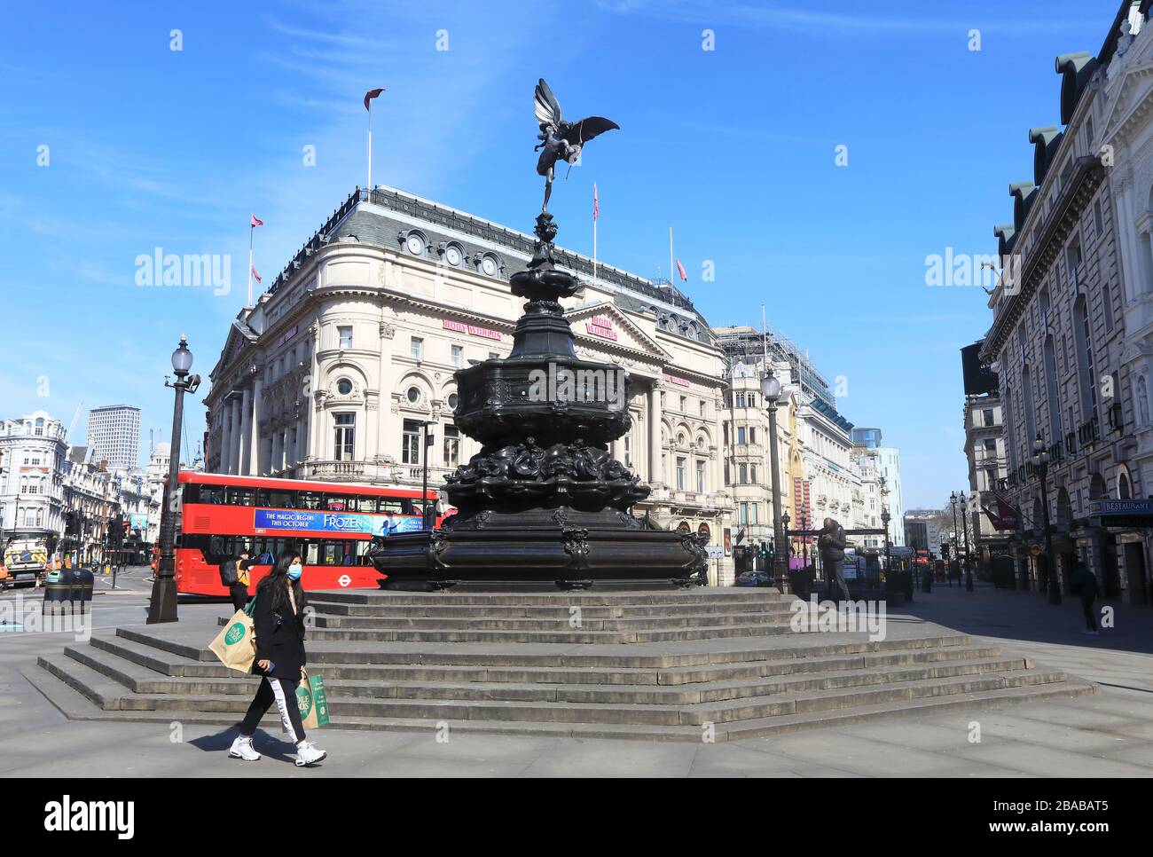 Piccadilly circus bus statue hi-res stock photography and images - Alamy