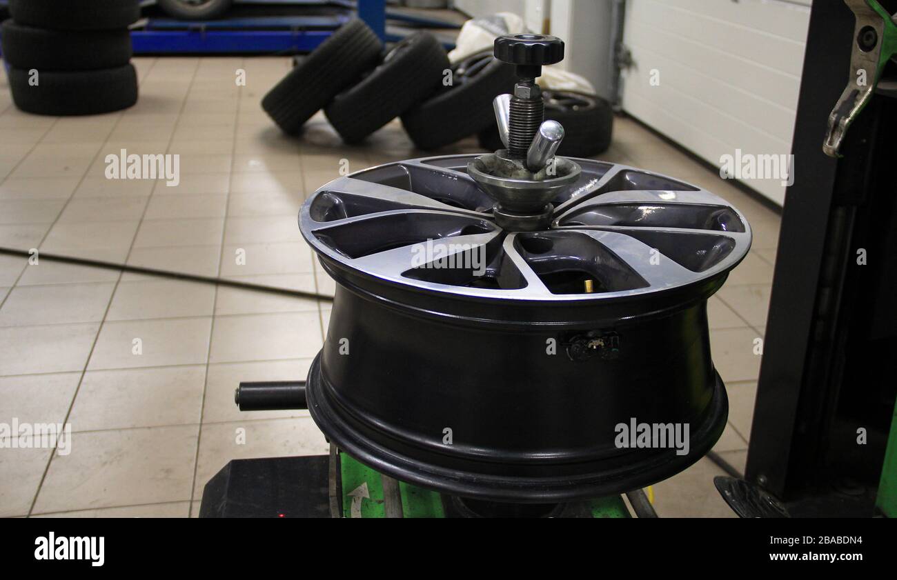 Car workshop wheel hi-res stock photography and images - Alamy