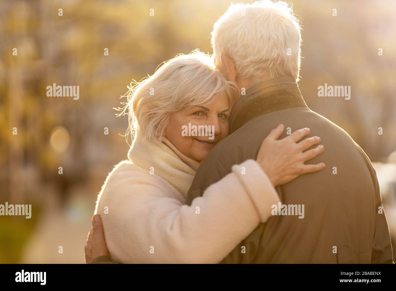 Two senior hugging hi-res stock photography and images - Alamy
