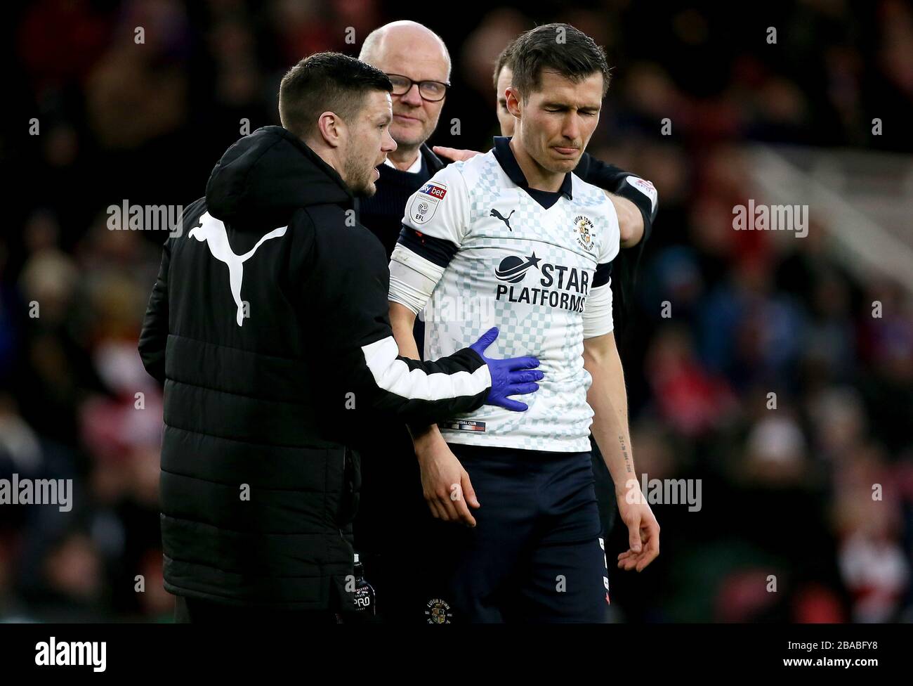 Luton Town's Dan Potts takes a blow to the head Stock Photo - Alamy
