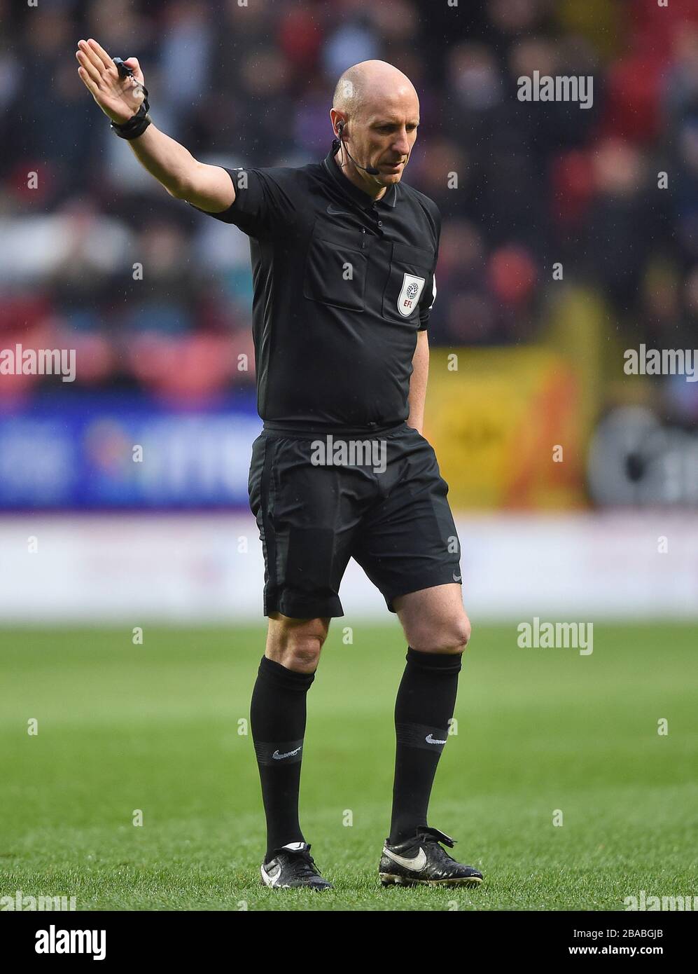 Match referee hi-res stock photography and images - Alamy