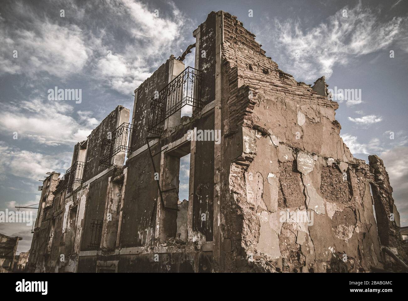 Destroyed building civil war hi-res stock photography and images - Alamy