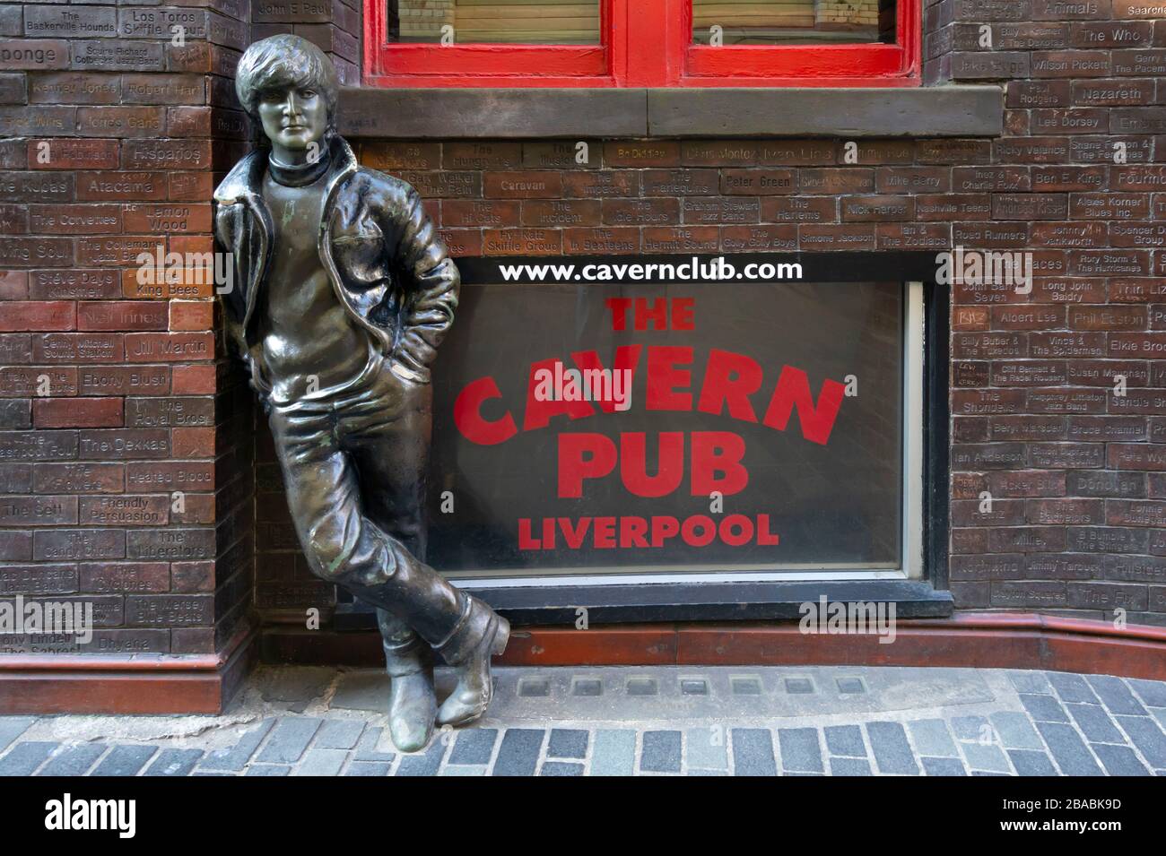 John Lennon statue on Mathew Street in Liverpool Stock Photo - Alamy