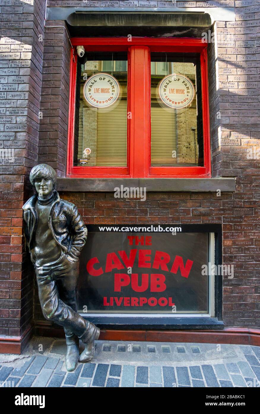 John Lennon statue on Mathew Street in Liverpool Stock Photo - Alamy