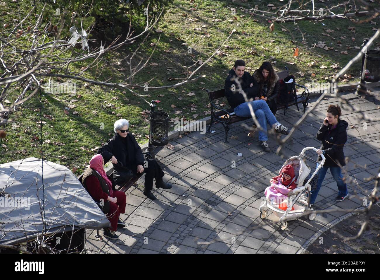 Sunny day people hi-res stock photography and images - Alamy