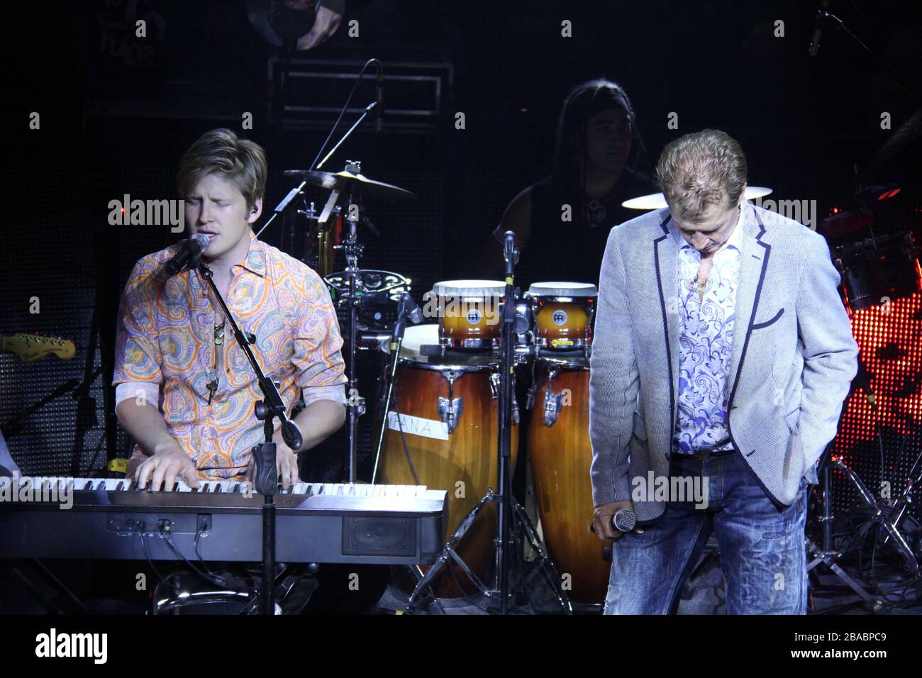 Emmanuel y Alexander Acha, durante su concierto en el palenque de la ...