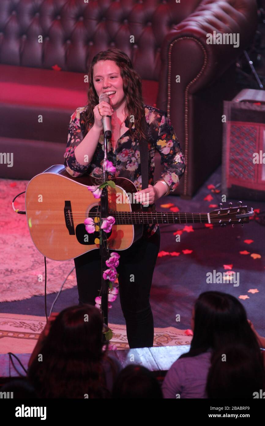 Jesse & Joy durante su presentación en el Palenque de la Expogan, el 28 ...