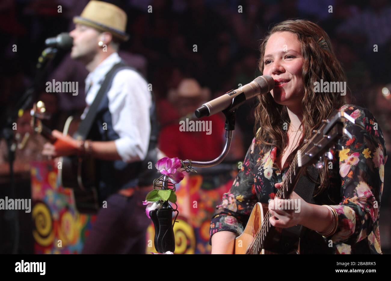 Jesse & Joy durante su presentación en el Palenque de la Expogan, el 28 ...