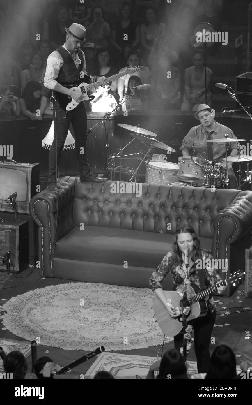 Jesse & Joy durante su presentación en el Palenque de la Expogan, el 28 ...