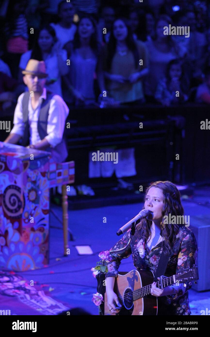 Jesse & Joy durante su presentación en el Palenque de la Expogan, el 28 ...