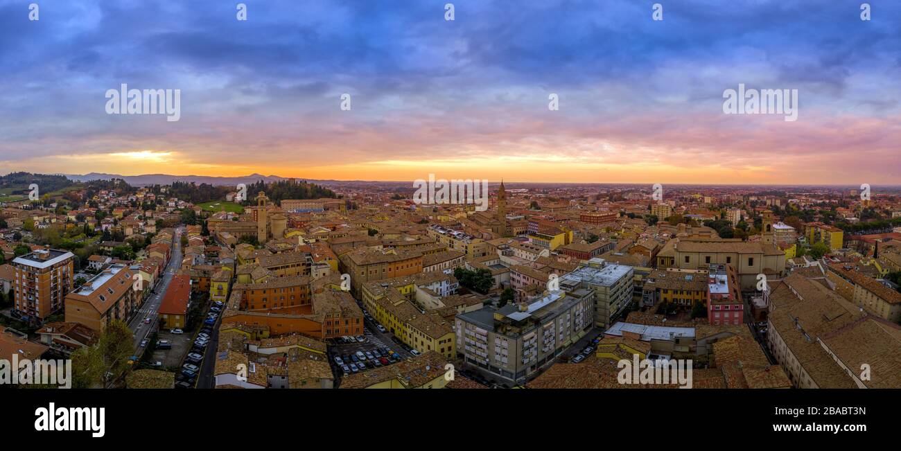 Ancient buildings typical italian medieval hi-res stock photography and ...