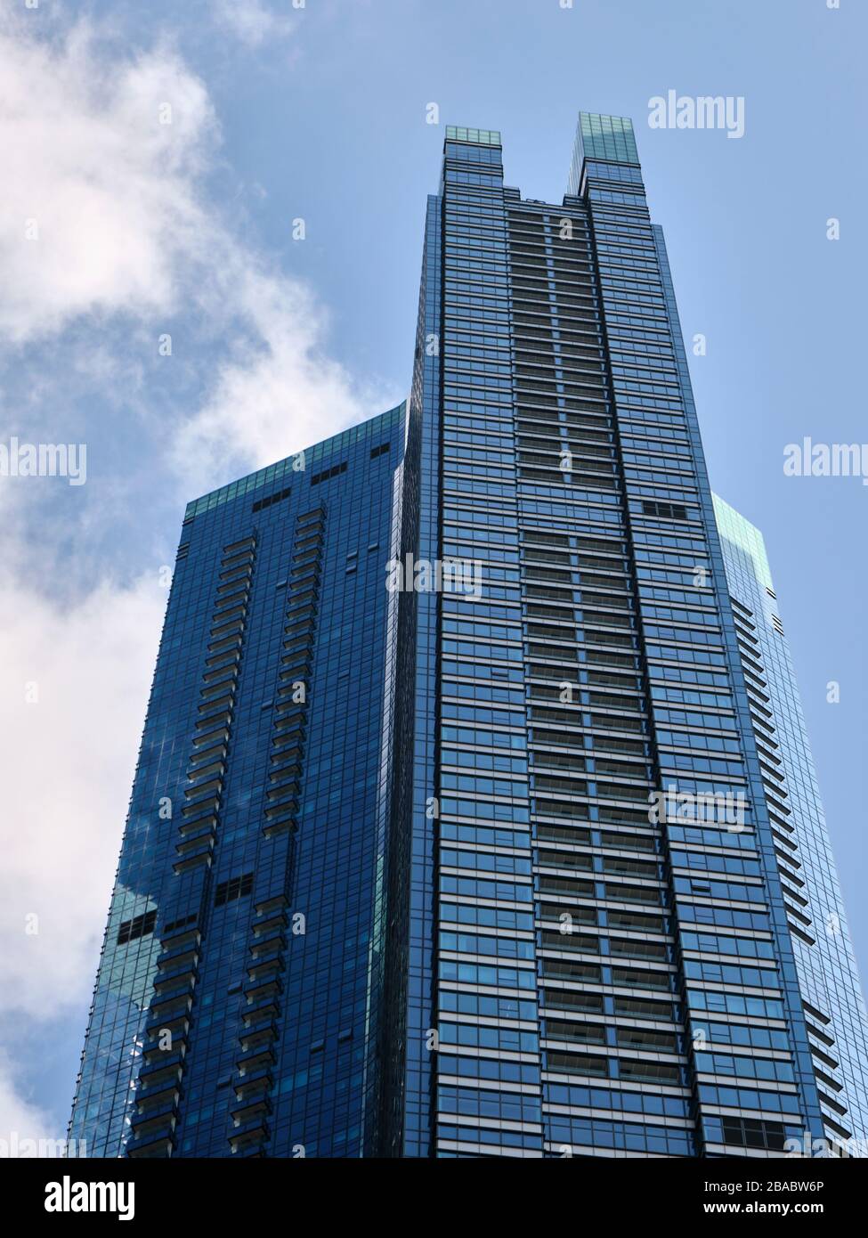 Skyscraper glass window close up hi-res stock photography and images ...