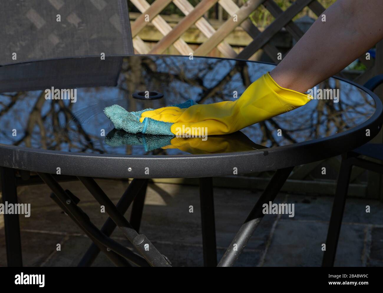 Wiping table hi-res stock photography and images - Alamy