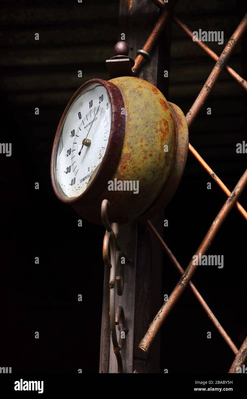 Thermometer temperature vintage hi-res stock photography and images - Alamy