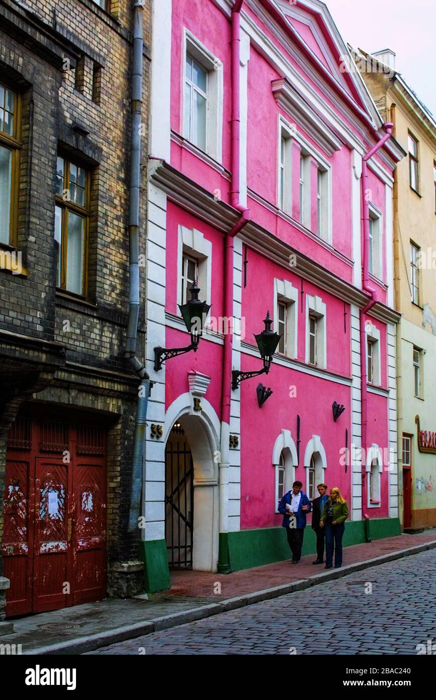 Historic house cobblestoned street hi-res stock photography and images ...