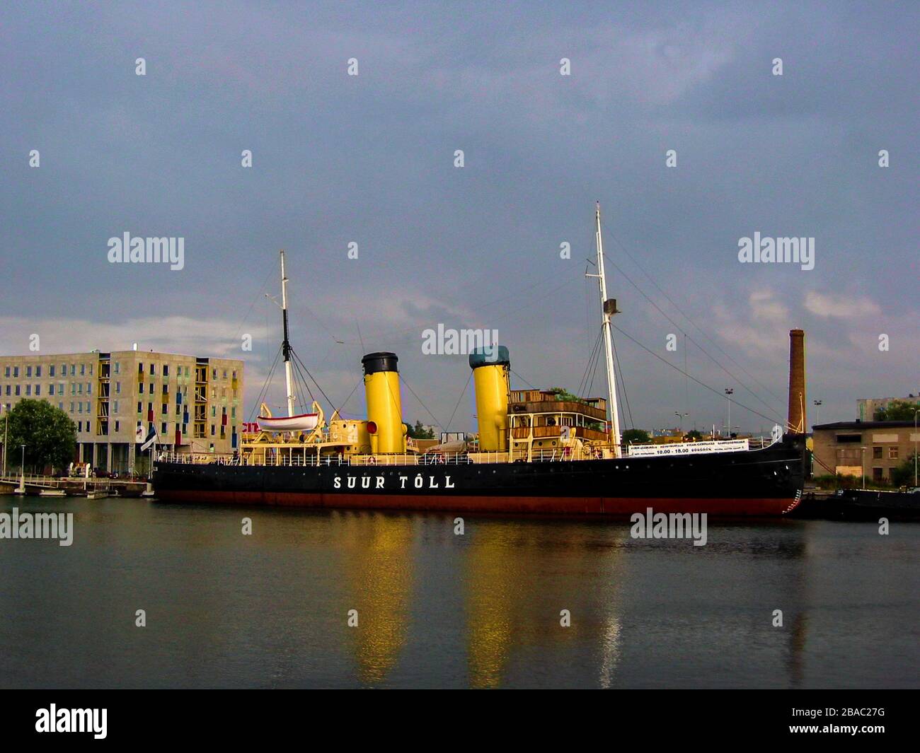 Two funnels hi-res stock photography and images - Alamy