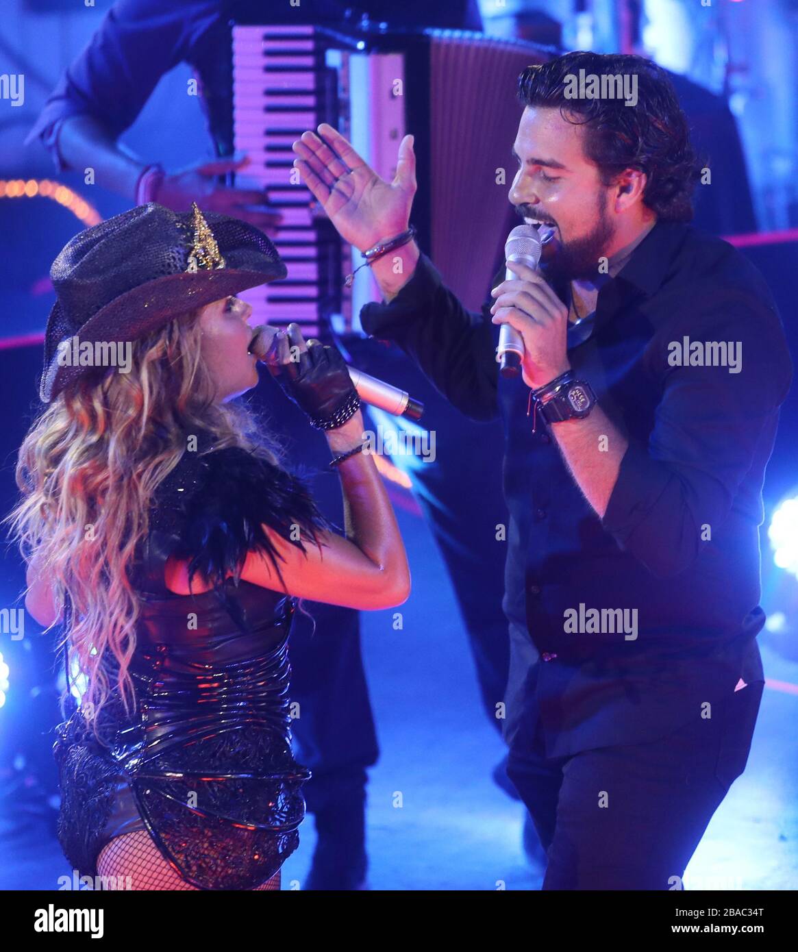 Dia personas reales hi-res stock photography and images - Alamy