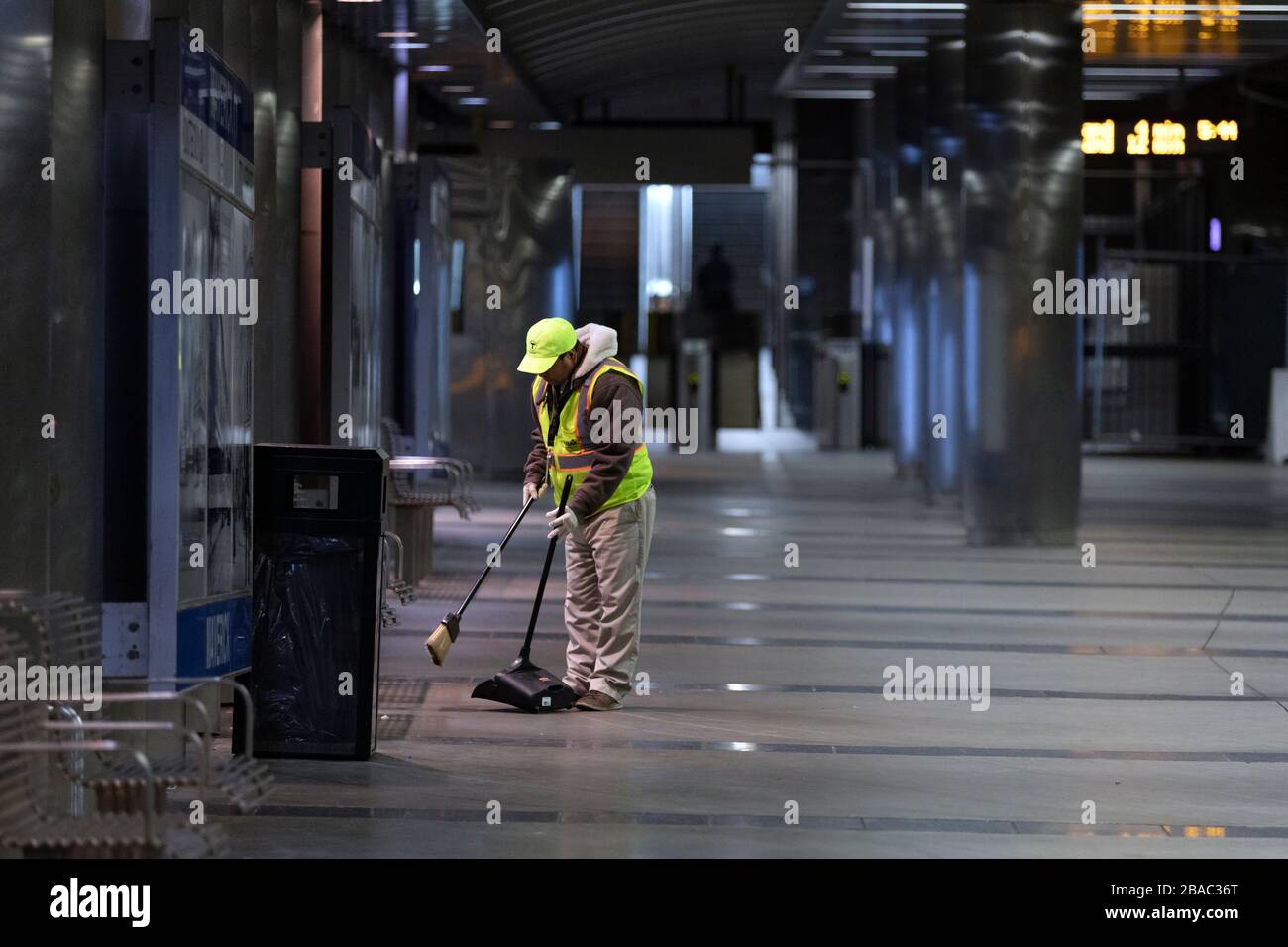 Empty station square hi-res stock photography and images - Alamy