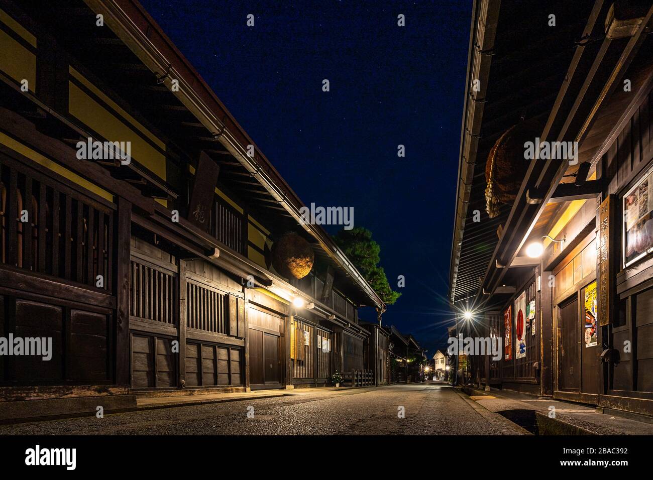 Night view of Sannomachi Street in Takayama, with old wooden buildings ...