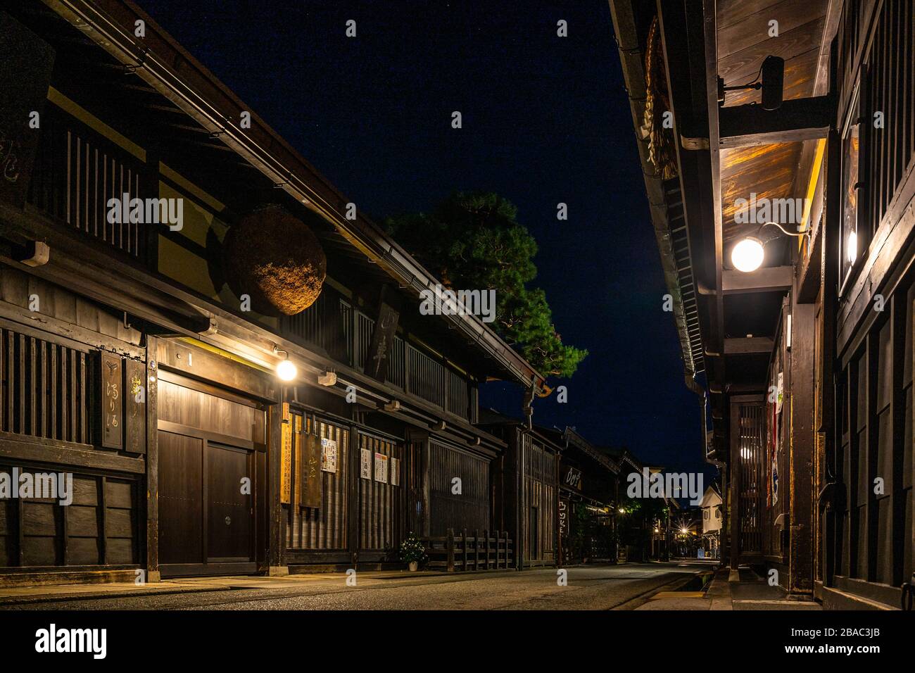 Night view of Sannomachi Street in Takayama, with old wooden buildings ...