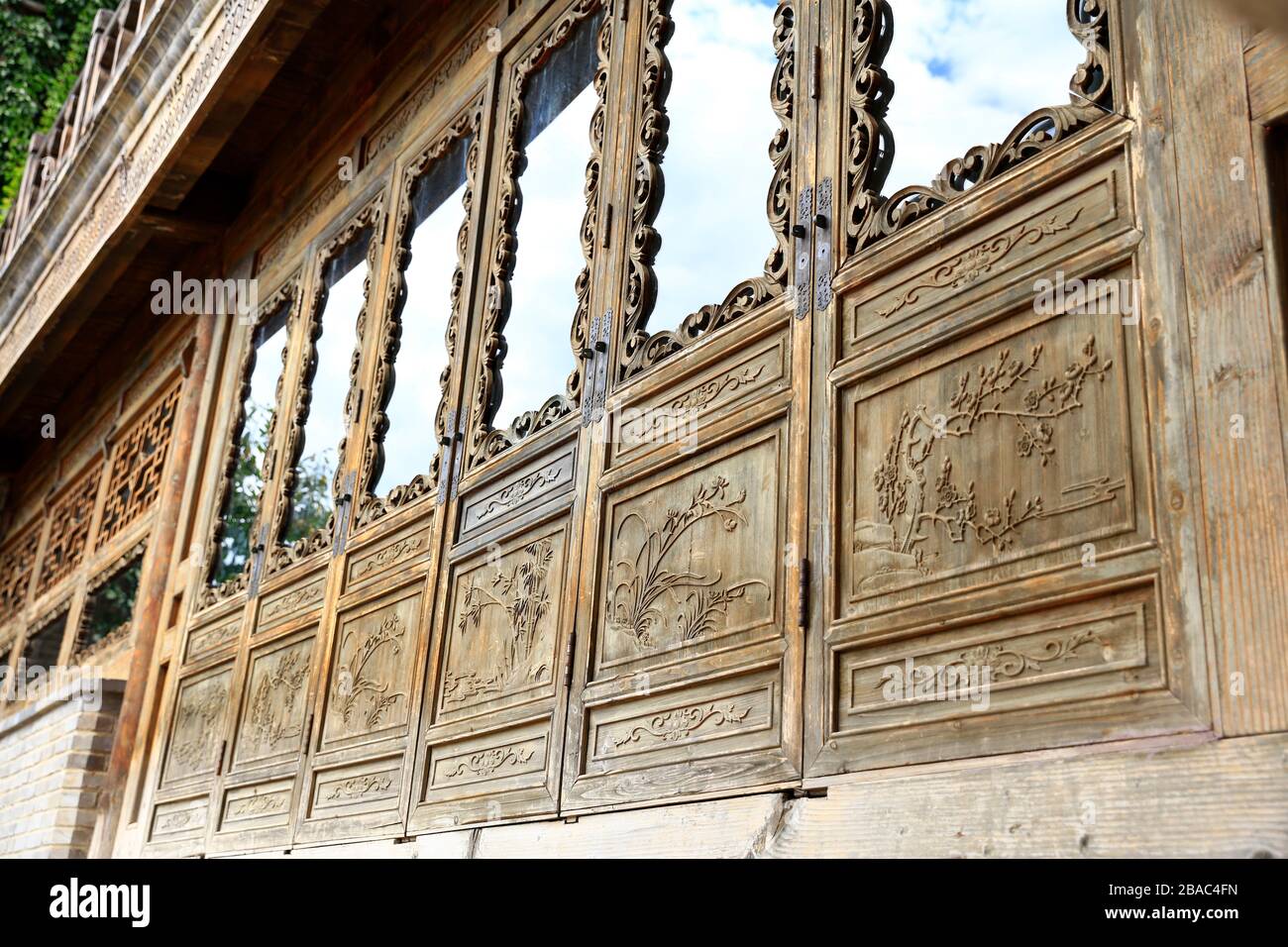 Windows of ancient Chinese architecture, close-up Stock Photo - Alamy