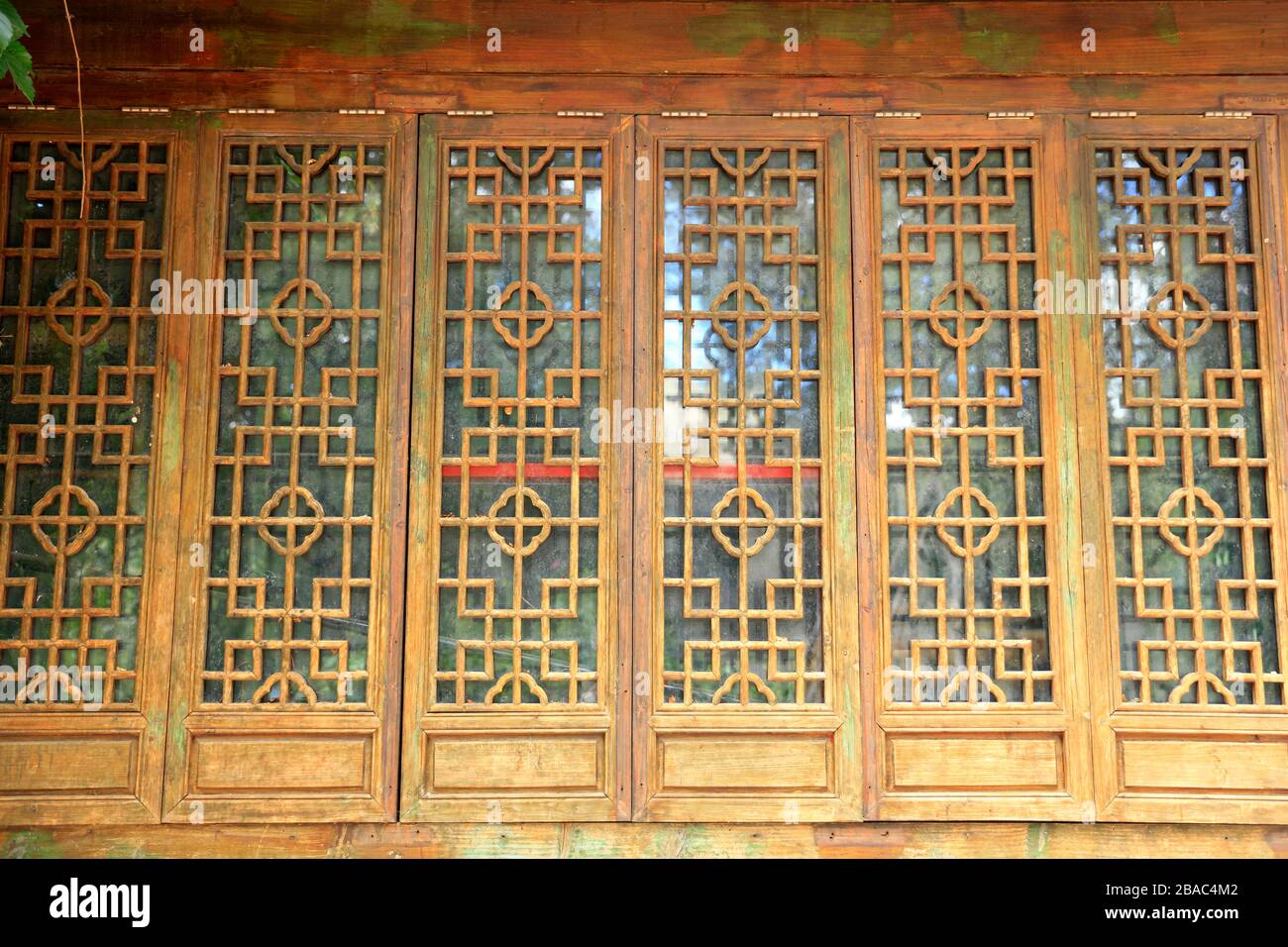 Windows of ancient Chinese architecture, close-up Stock Photo - Alamy