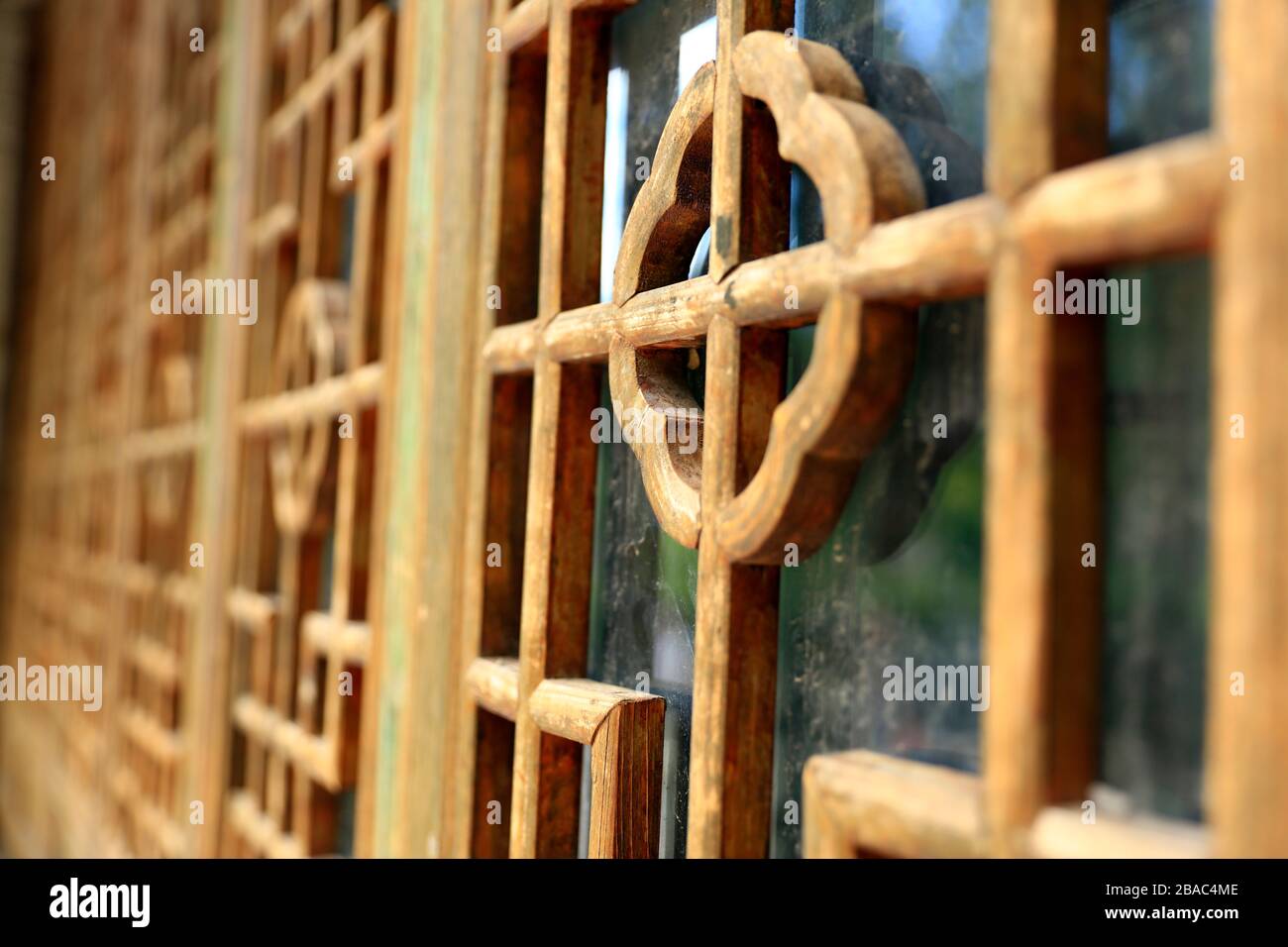 Windows of ancient Chinese architecture, close-up Stock Photo - Alamy