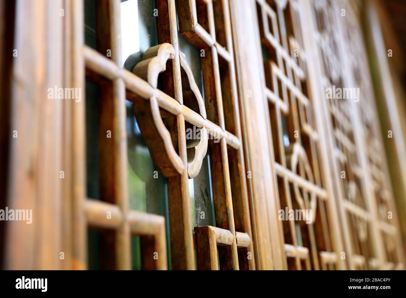 Windows of ancient Chinese architecture, close-up Stock Photo - Alamy
